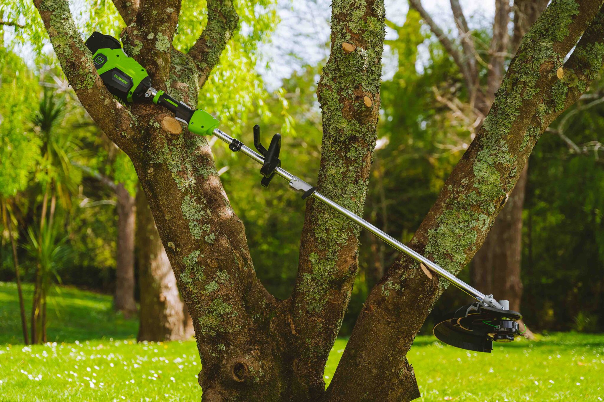 HOW TO: Change a Lithium Brushcutter head from the blade to a spool ...